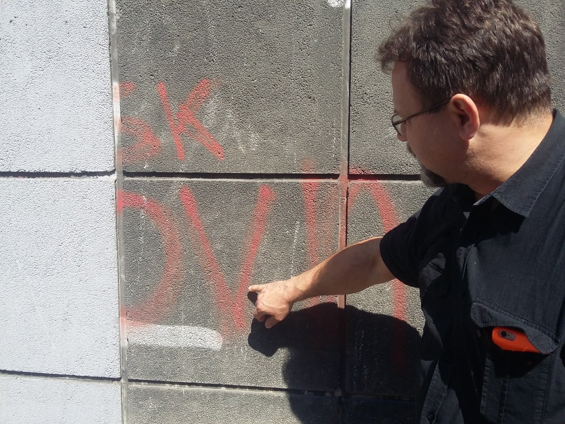 Pogromcy Bazgrołów testują środki, dzięki którym można usunąć z muru ...