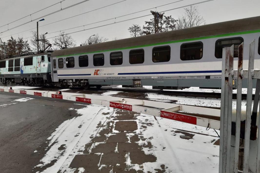 PKP PLK apeluje o bezpieczeństwo na przejazdach kolejowych