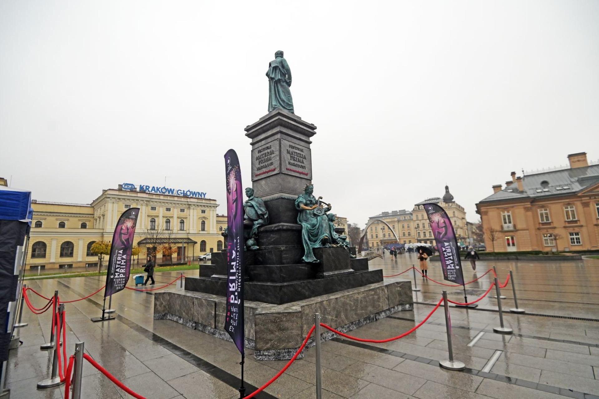 Kraków: atrapa pomnika Adama Mickiewicza przed Galerią Krakowską