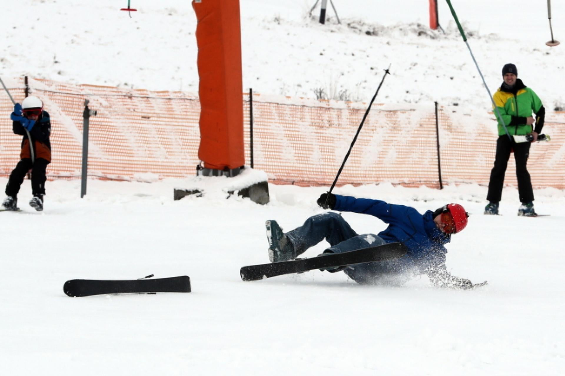 Narciarze na pierwszym w tym sezonie otwartym stoku - "UFO" w Bukowinie ...