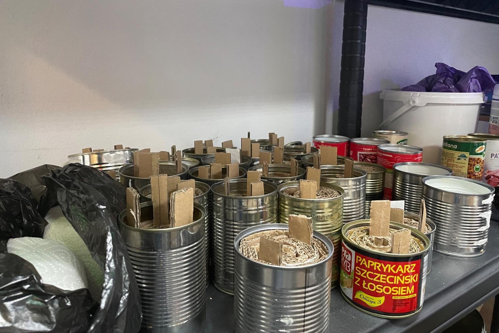 Zbiórka darów dla Ukrainy - potrzebne są ubrania, tektura, puszki i ...