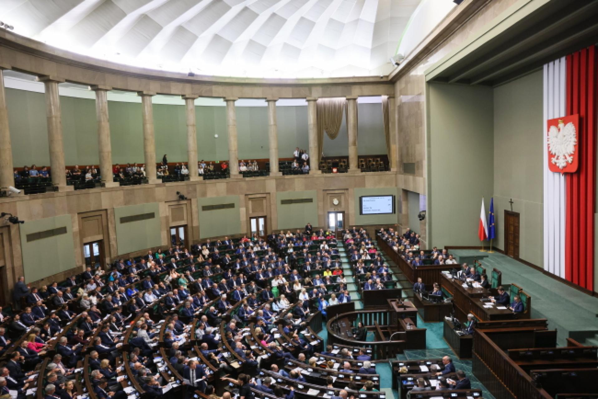 Sejm za ustawą znoszącą opłaty autostradowe i zakazującą wyprzedzania ...