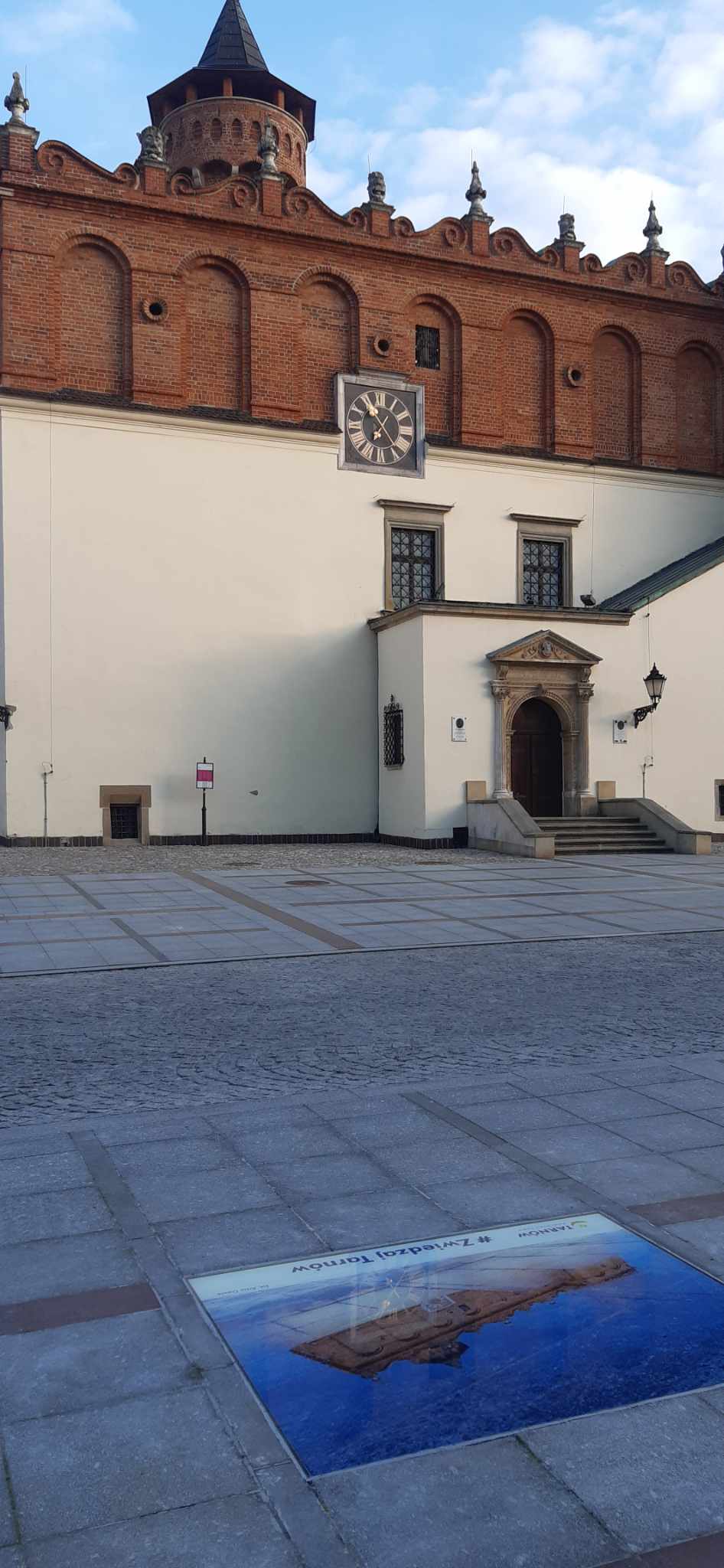 Na tarnowski Rynek wróciło zdjęcie przedstawiające odbicie Ratusza w kałuży