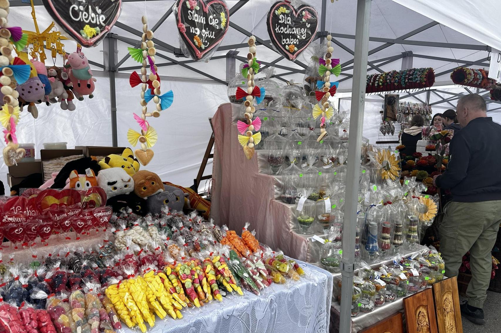 Tłumy krakowian i turystów na odpuście Emaus. W tym roku stragany ...