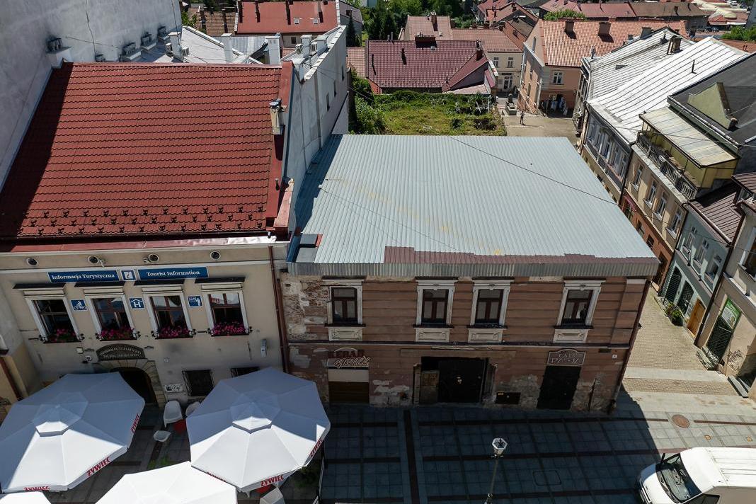 Spalona kamienica wciąż szpeci tarnowski Rynek. Właściciele nie ...