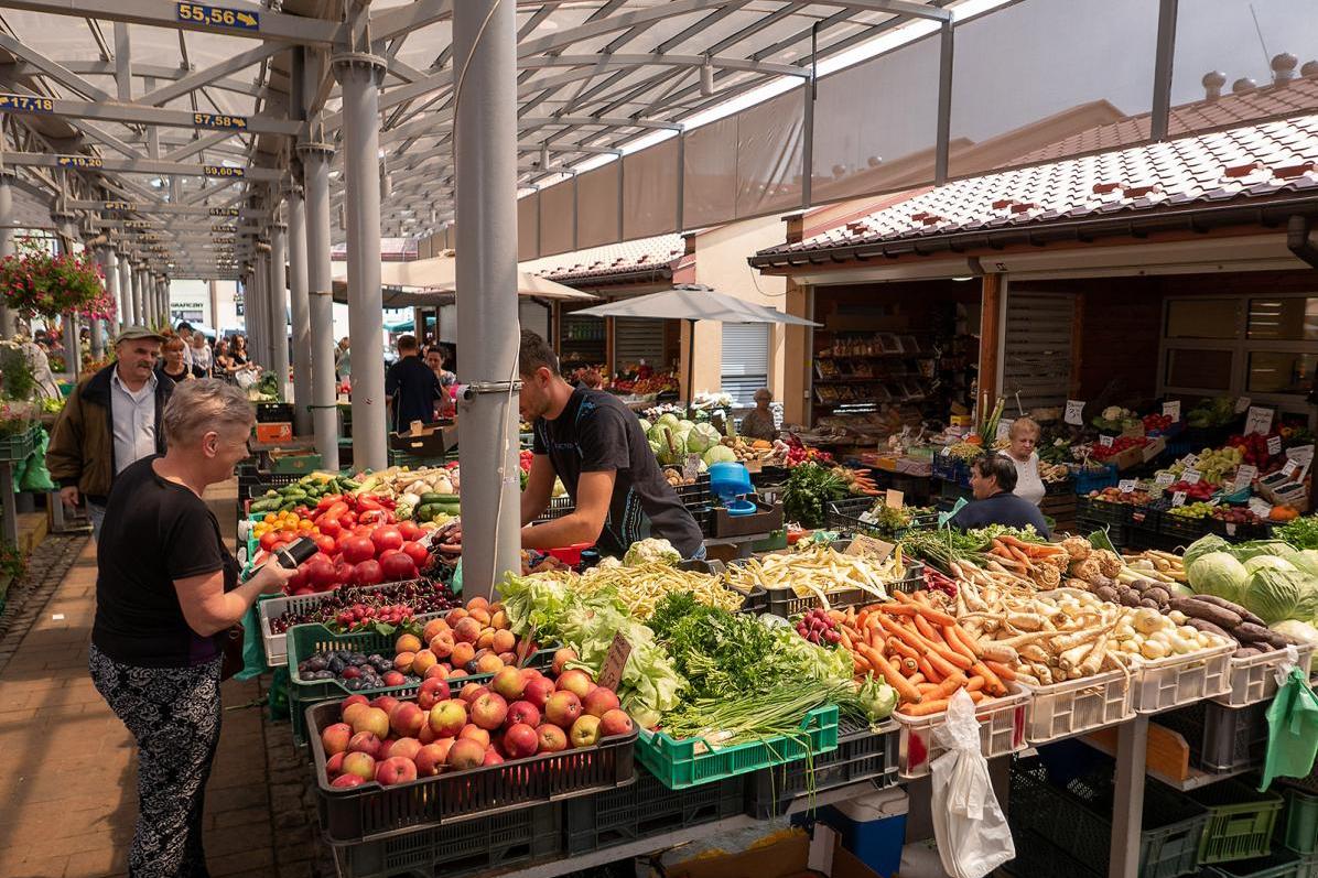 Handlujący na tarnowskim Burku łamią zakazy sprzedaży jaj i drobiu