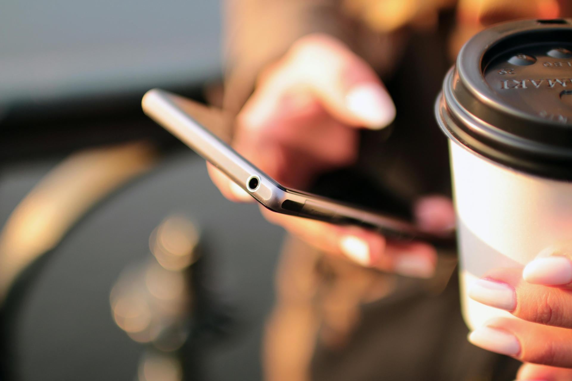 Plaga SMS-ów od rzekomego mObywatela. Na co uważać?