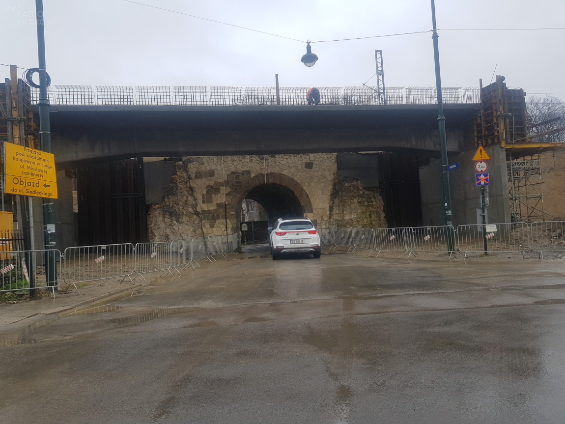 Przejazd pod wiaduktem na ulicy Miodowej otwarty. Co z Łokietka?