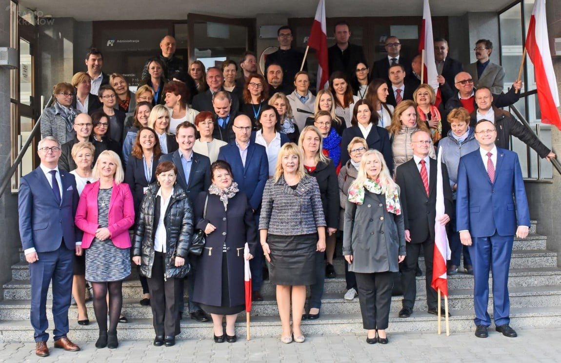 Urzędnicy krakowskiej skarbówki...śpiewają hymn